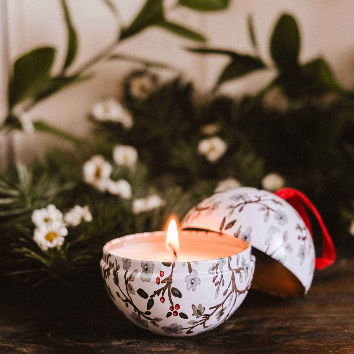 Winter Flower Christmas Candle Ornament – Cozy Scent | Mimi & August